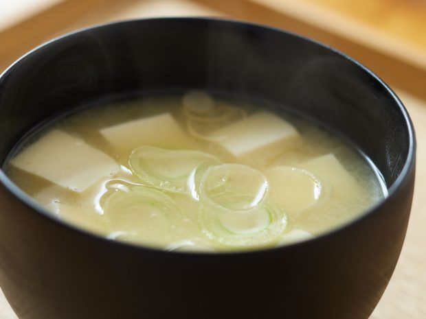 最高の味噌汁が作れる! プロが教える「基本のだし」と「うまい味噌汁」の作り方【基本の料理】 食楽web
