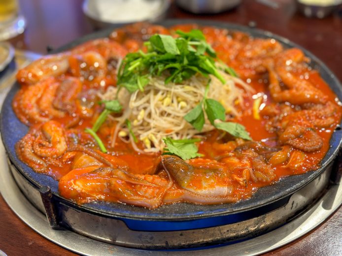 話題の韓国式激辛タコ鉄板焼き「チュクミ」はウマいのか？ 新大久保の専門店『チュクミドサ』で食べてきた – ページ 2 – 食楽web