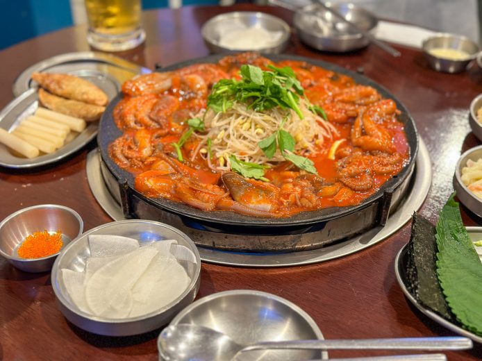 話題の韓国式激辛タコ鉄板焼き「チュクミ」はウマいのか？ 新大久保の専門店『チュクミドサ』で食べてきた – ページ 2 – 食楽web