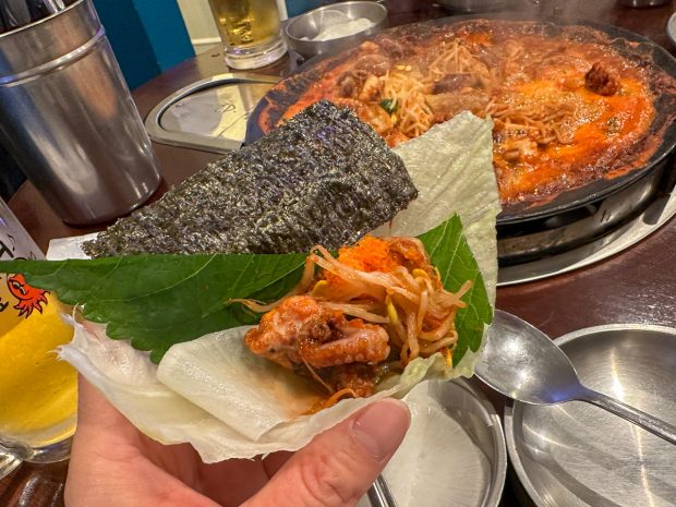 話題の韓国式激辛タコ鉄板焼き「チュクミ」はウマいのか？ 新大久保の専門店『チュクミドサ』で食べてきた – ページ 2 – 食楽web